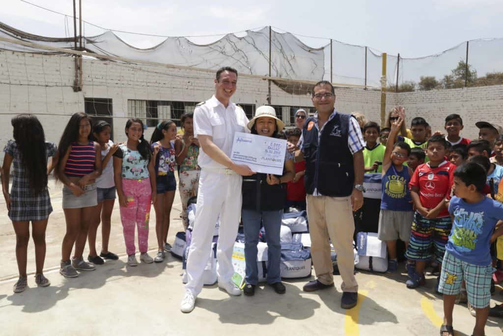 Marlith Baltazar Guillén und der Vizepräsident der Stiftung José nehmen ...