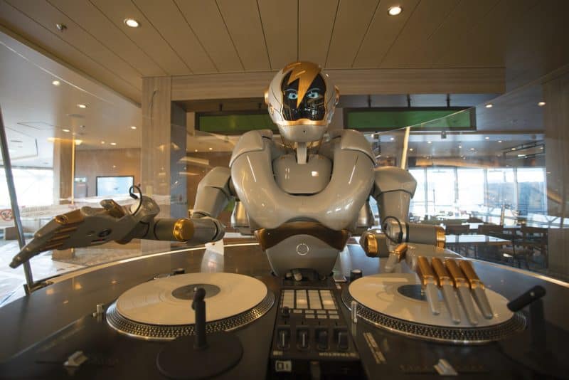 Erster humanoider DJ-Roboter legt auf der neuen Mein Schiff 1 auf ...