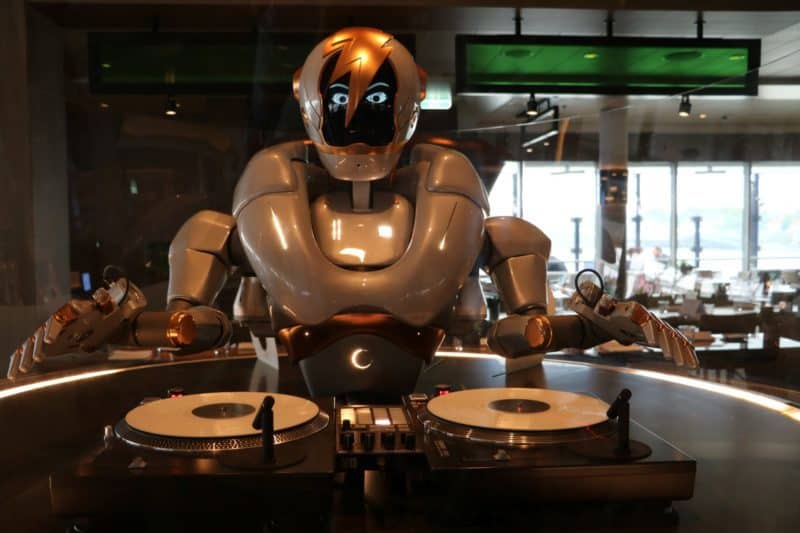 Ein Roboter-DJ geht mit der Mein Schiff 1 auf Kreuzfahrt - Kreuzfahrt Blog