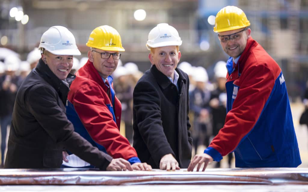 v.l. Andy Stuart, Präsident & CEO Norwegian Cruise Line – Stephan ...