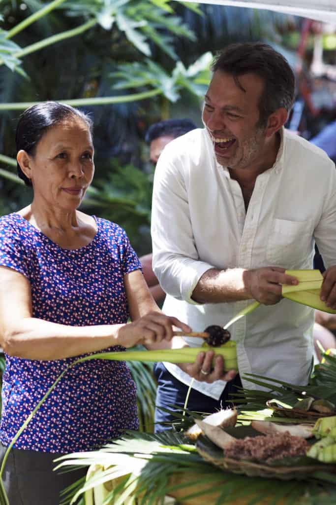 Adam Sachs mit einer Philippinin (Bild Lucia Griggi) - Kreuzfahrt Blog