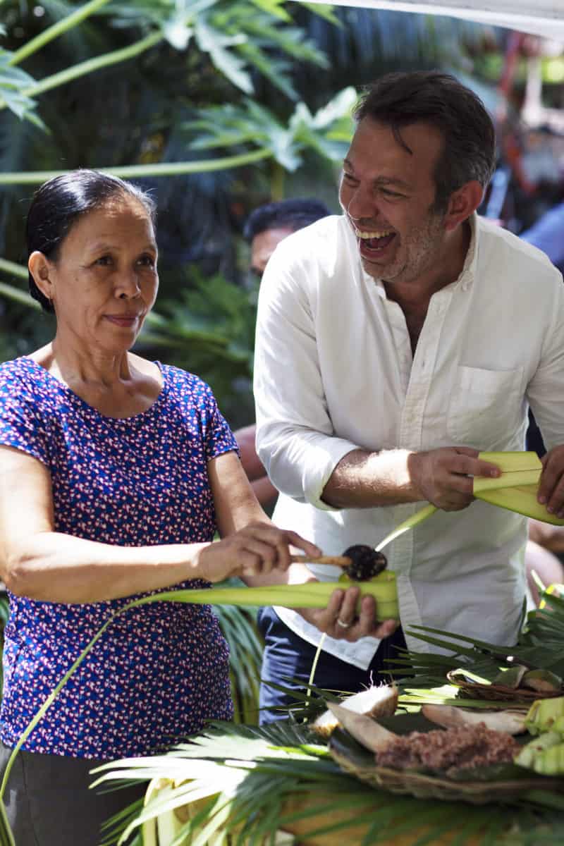 Adam Sachs mit einer Philippinin (Bild Lucia Griggi) - Kreuzfahrt Blog