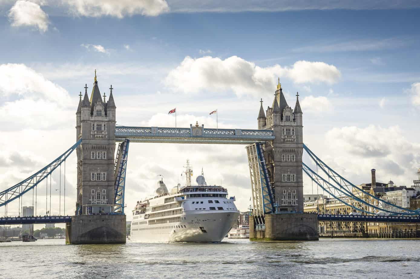 Silver Wind fährt unter der Tower Bridge in London (Bild Silversea ...