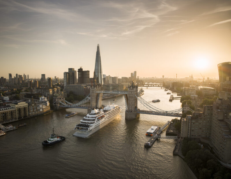 Ein magischer Moment: Die Silver Wind erobert die Tower Bridge ...